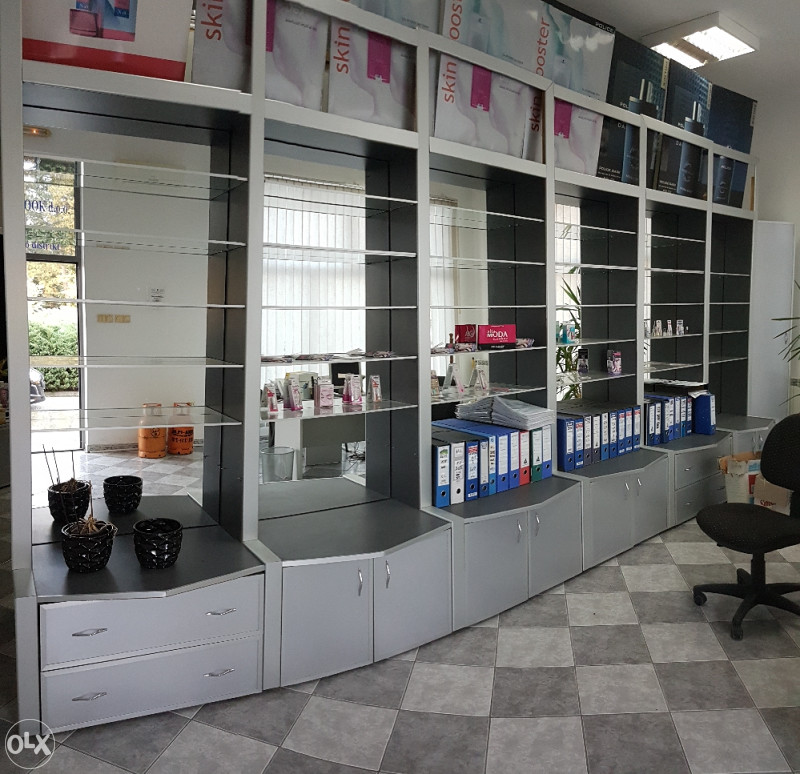 Police za parfimeriju, izlozbene police sa ogledalom - Stalaže / Police ...